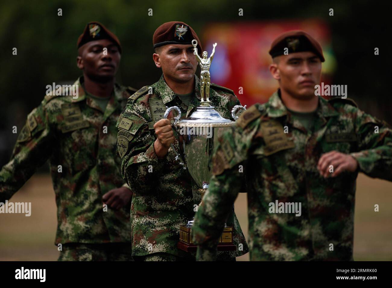 (140724) -- TOLIMA, (Xinhua) -- Soldiers carry a trophy during the ...