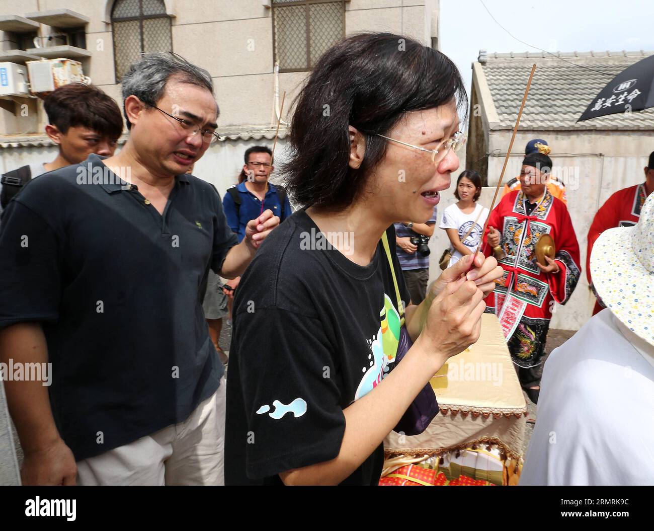 Family plane cry hi-res stock photography and images - Alamy