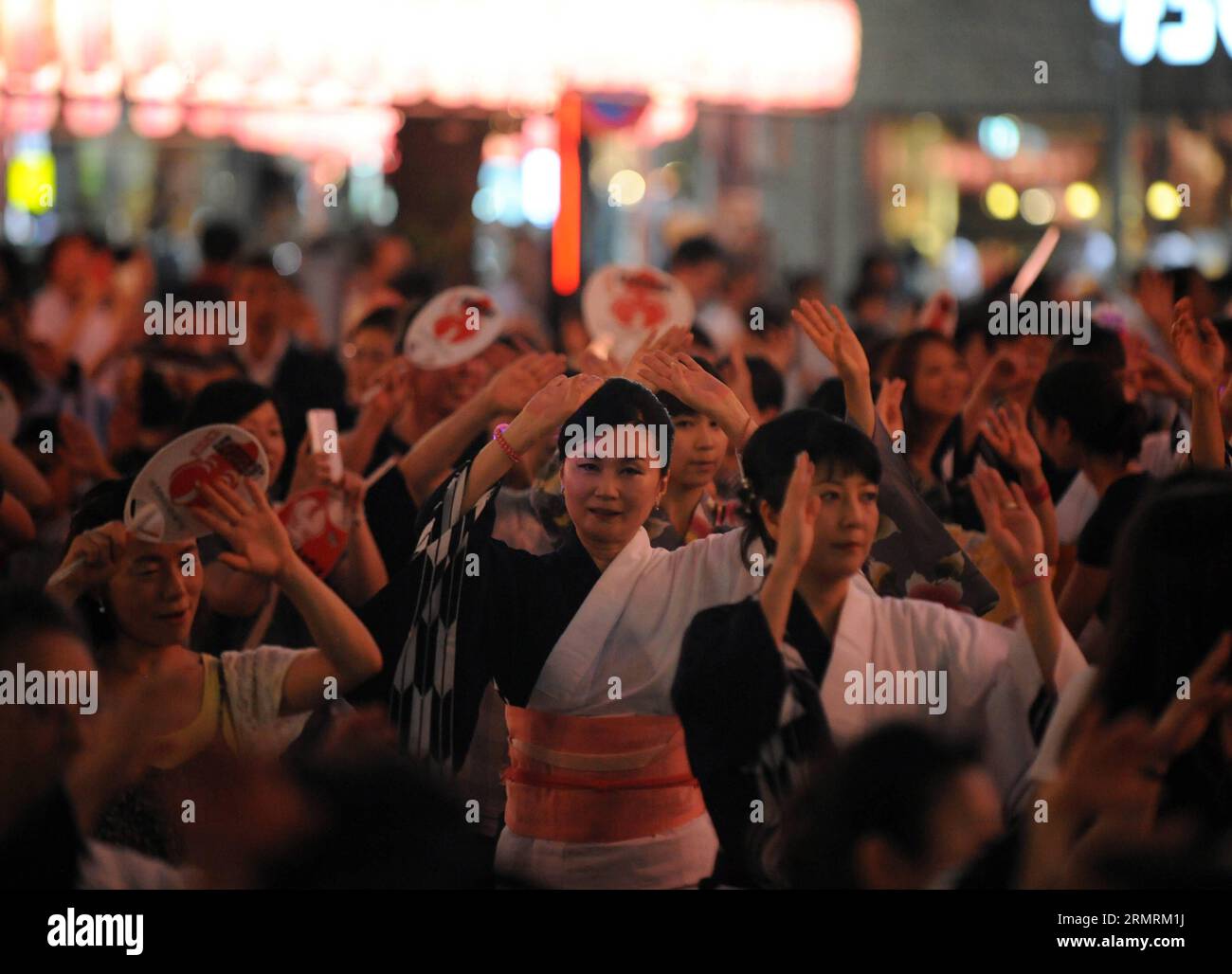 (140725) -- TOKYO, July 25, 2014 (Xinhua) -- People dance during the ...