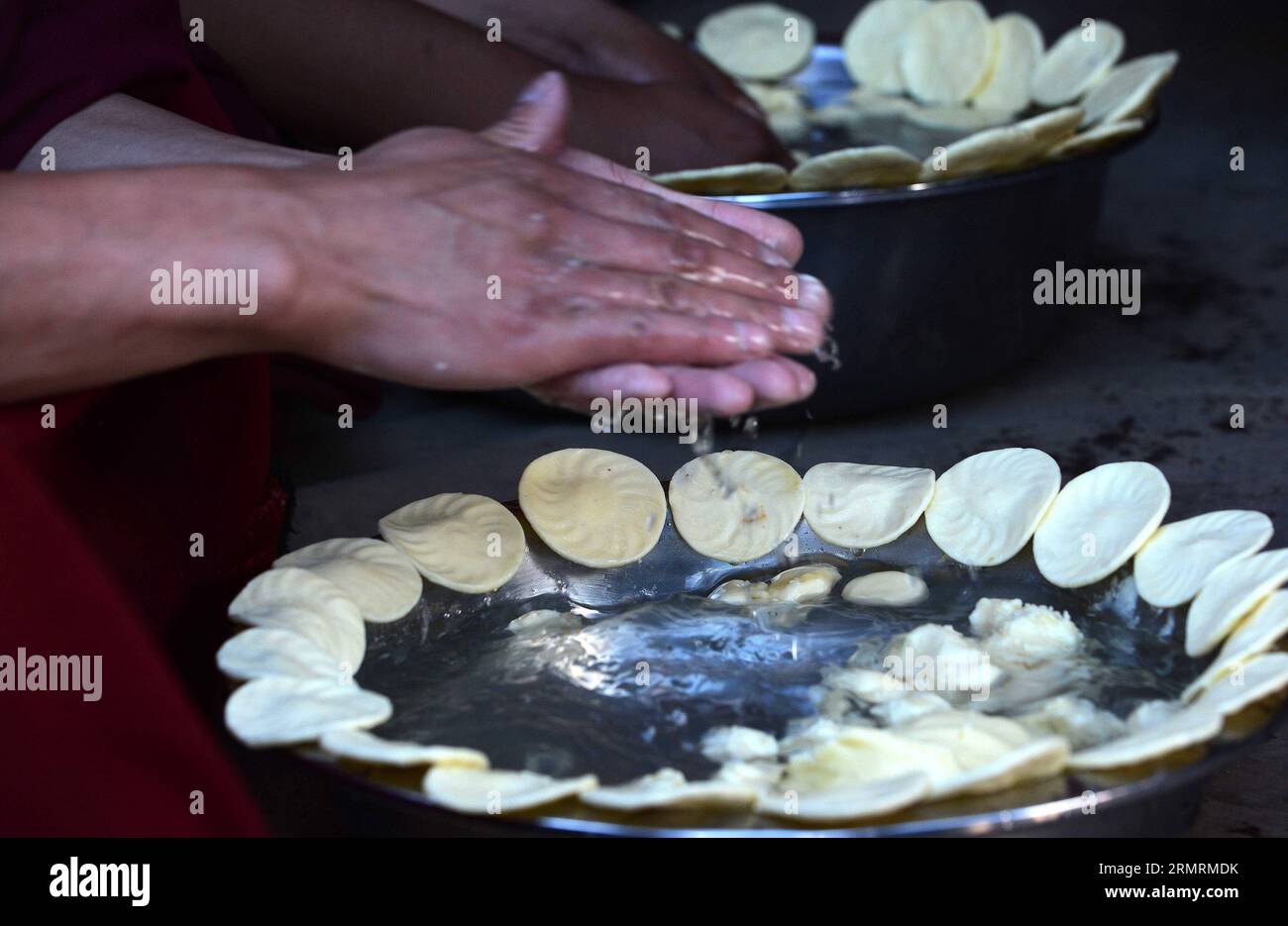 (140726) -- SHIGAZE, July 25, 2014 (Xinhua) -- A Tibetan Buddhist monk ...