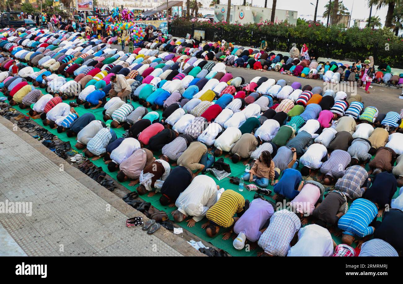(140728) -- CAIRO, July 28, 2014 (Xinhua) -- Muslims pray outside a ...