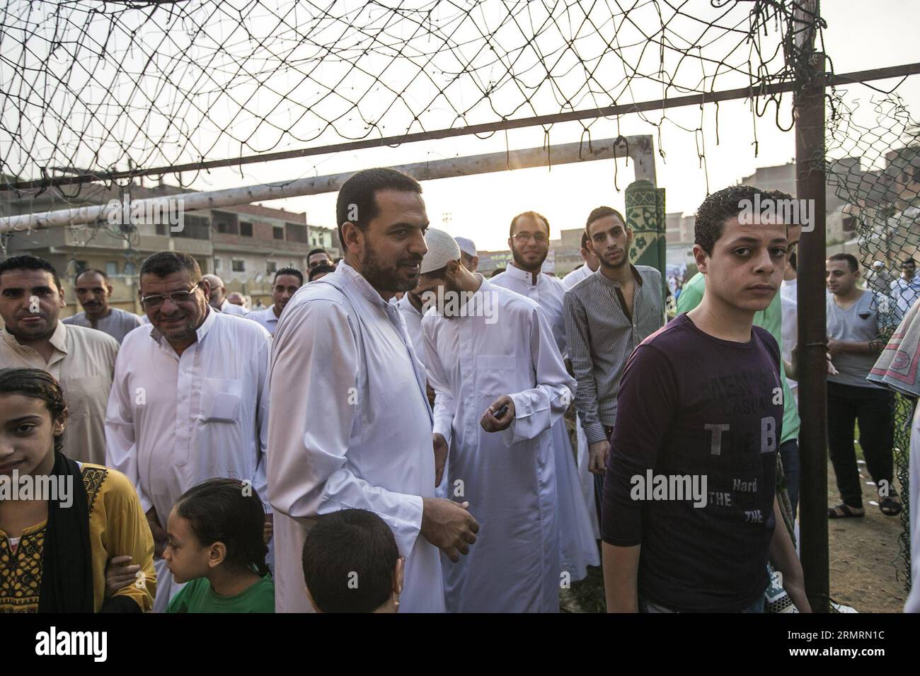 (140728) -- CAIRO, July 28, 2014 (Xinhua) -- Egyptian muslims look on ...