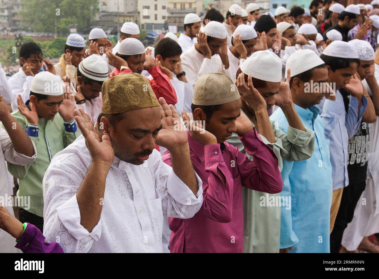 (140729) -- DELHI, July 29, 2014 (Xinhua) -- Indian Muslims attend ...