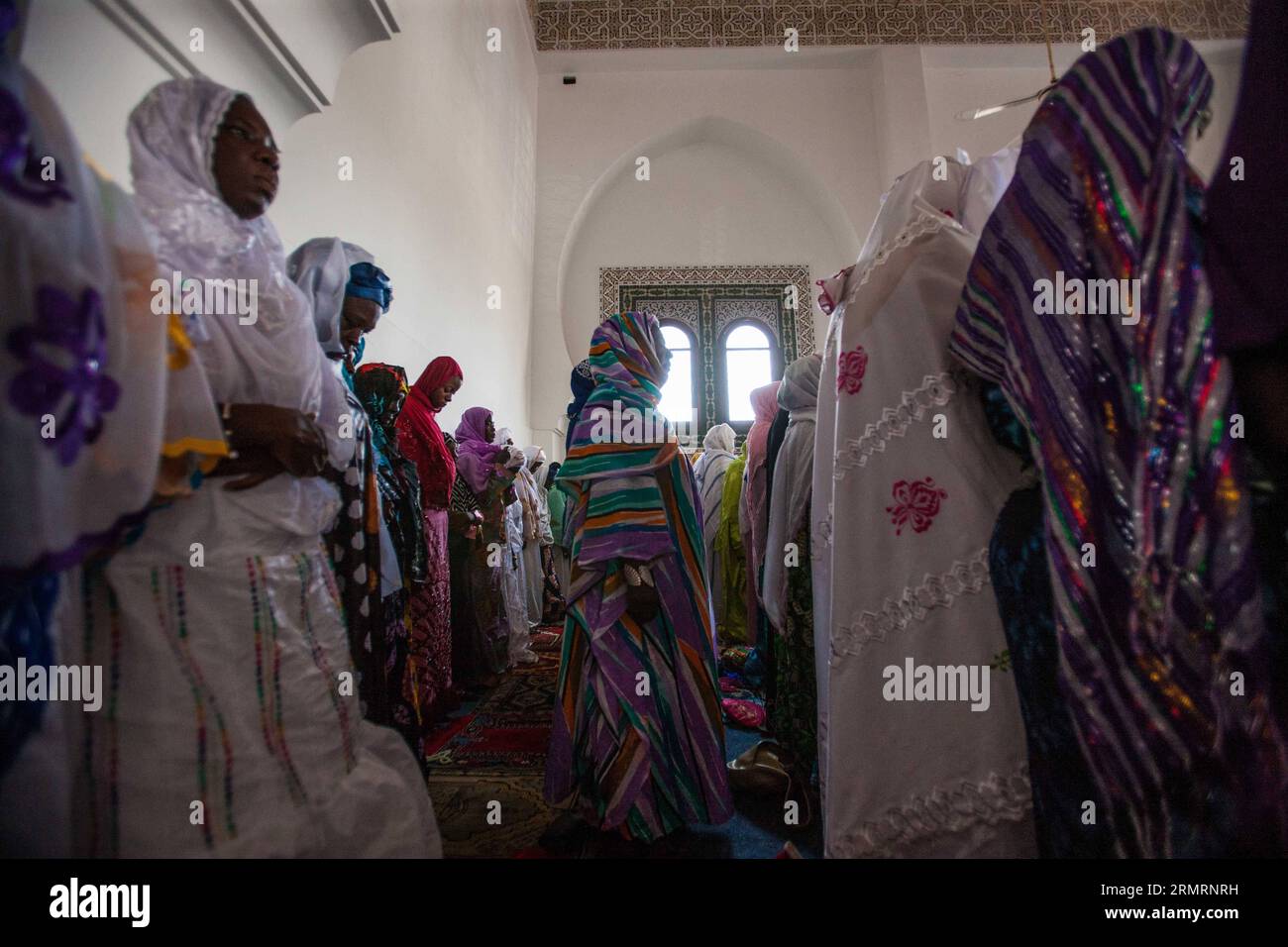 (140729) -- DAKAR, July 29, 2014 (Xinhua) -- Senegalese Muslims offer ...
