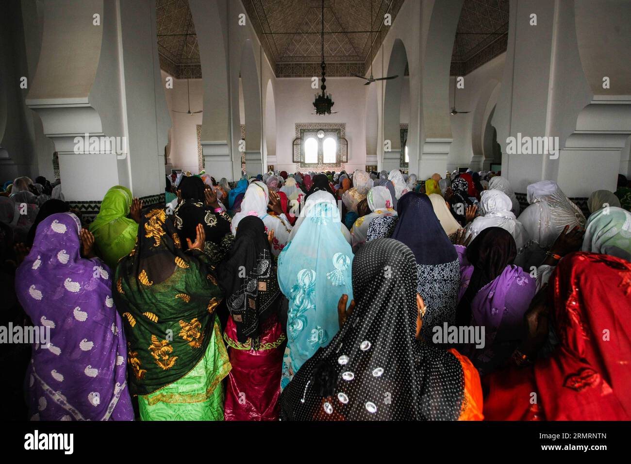(140729) -- DAKAR, July 29, 2014 (Xinhua) -- Senegalese Muslims offer ...