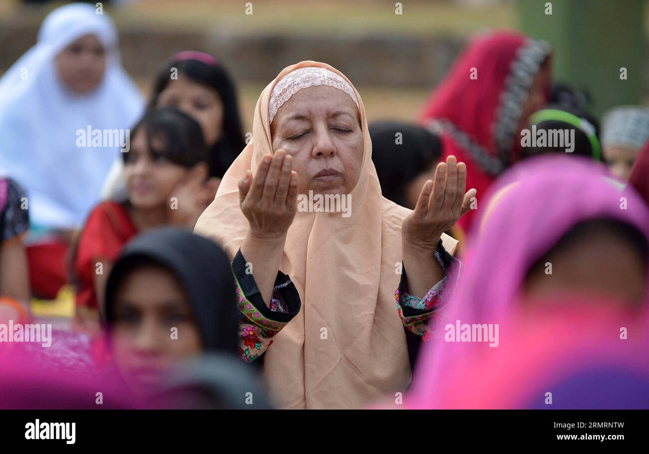 (140729) -- COLOMBO, July 29, 2014 (Xinhua) -- Sri Lankan Muslims take ...