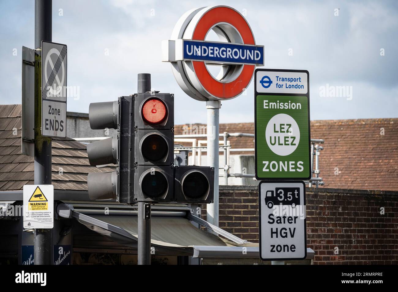 Hillingdon station hi-res stock photography and images - Alamy