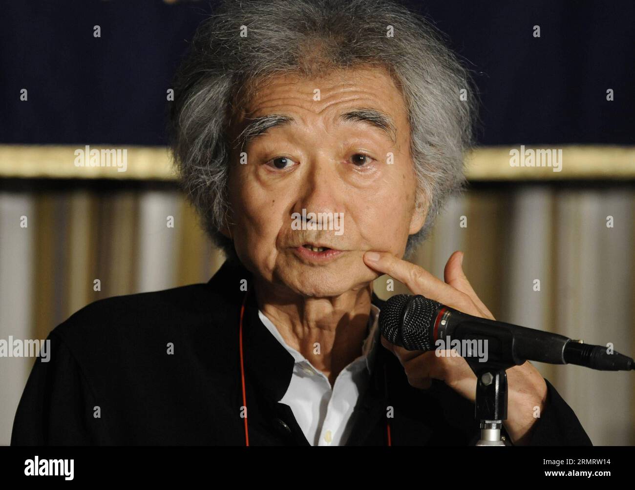 Japanese conductor Seiji Ozawa replies to media at Foreign ...
