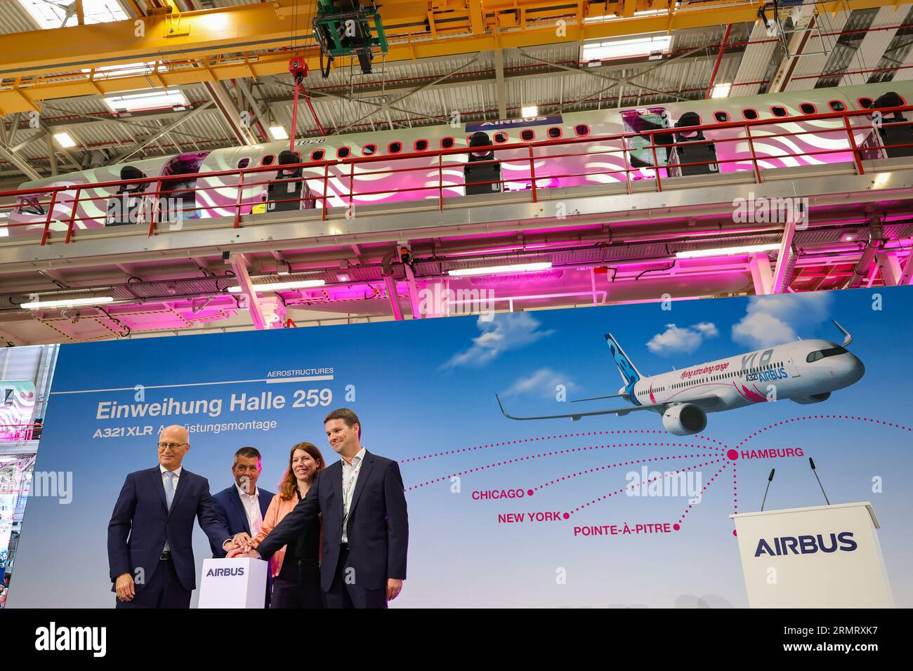 Hamburg, Germany. 30th Aug, 2023. Hamburg Mayor Peter Tschentscher (SPD; l), André Walter, Head ...