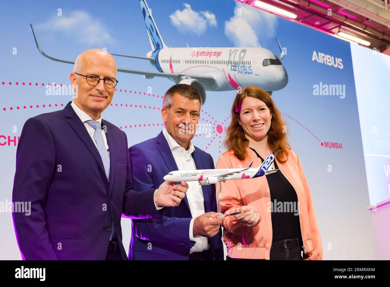 Hamburg, Germany. 30th Aug, 2023. Hamburg Mayor Peter Tschentscher (SPD, l), André Walter, head ...