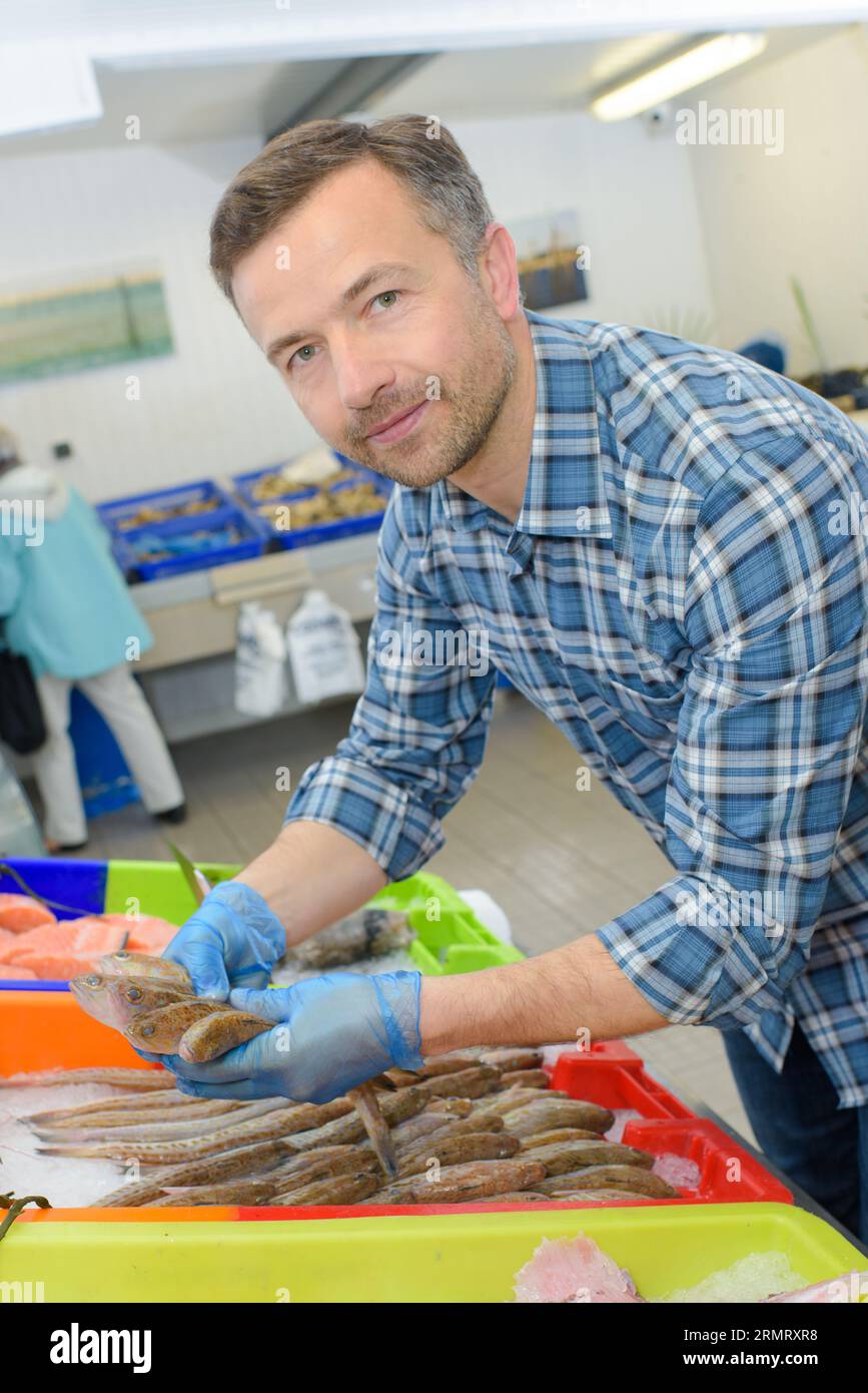 Man holding crate of fish hi-res stock photography and images - Alamy