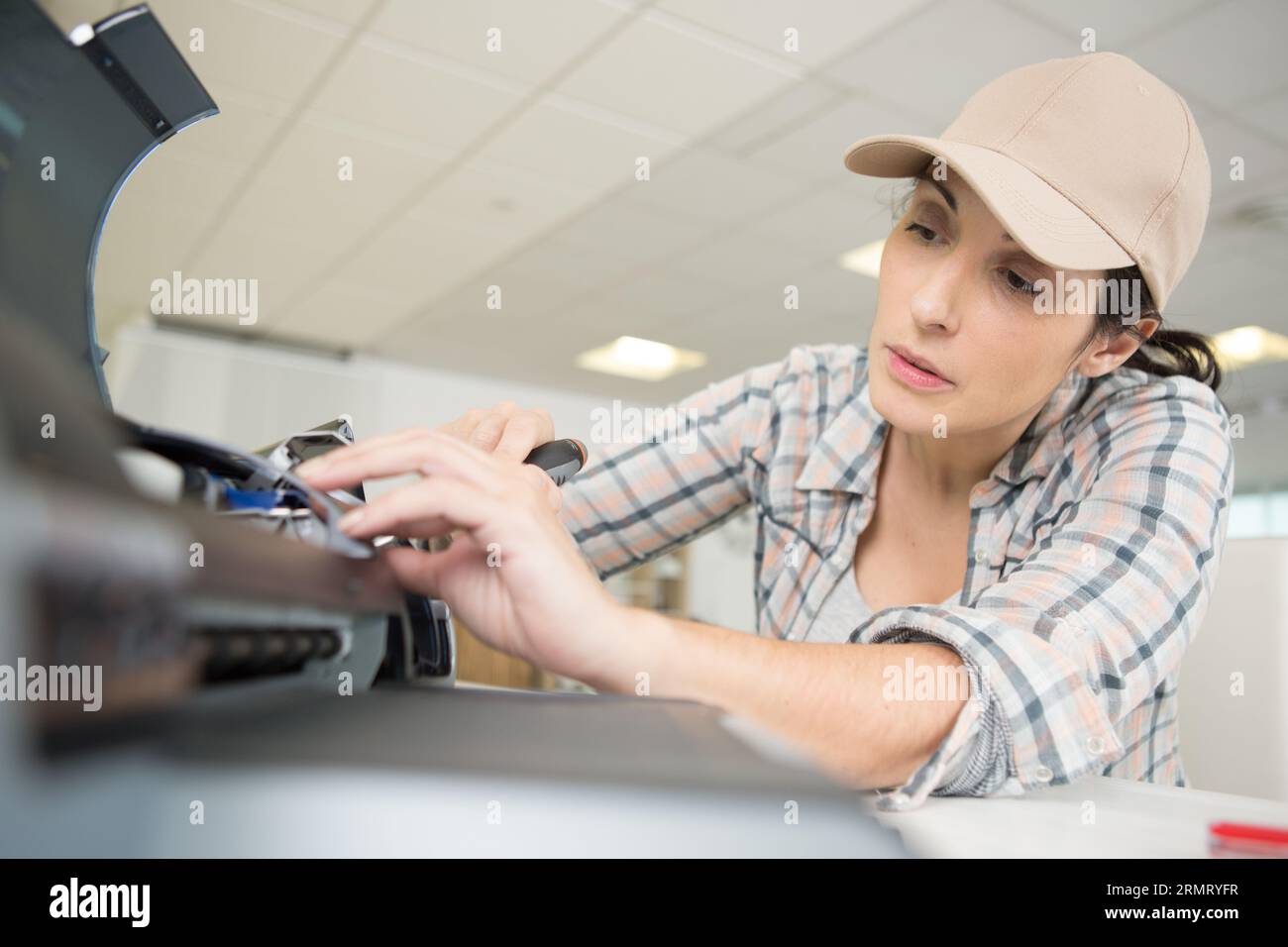 female technician repairing electrical appliance Stock Photo - Alamy