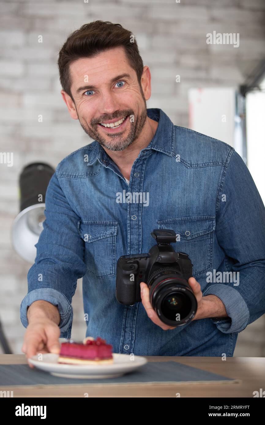Photographer food camera blogger man hi-res stock photography and ...