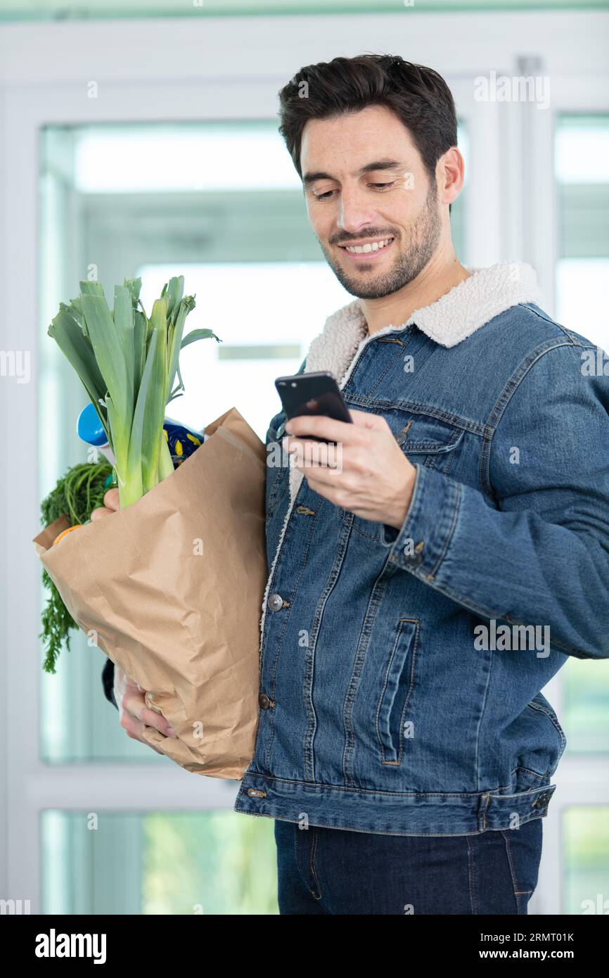 caucasian man holding paper grocery shopping bag Stock Photo - Alamy caucasian man holding paper grocery shopping bag Stock Photo - Alamy