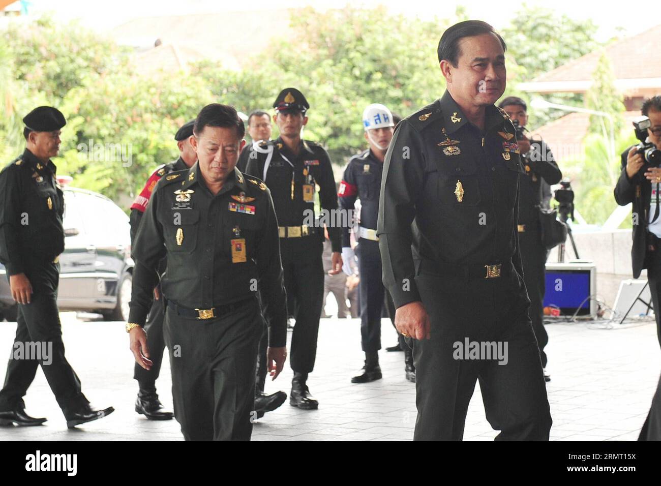 (140809) -- BANGKOK, -- Thai Army Chief Gen. Prayuth Chan-ocha (R ...
