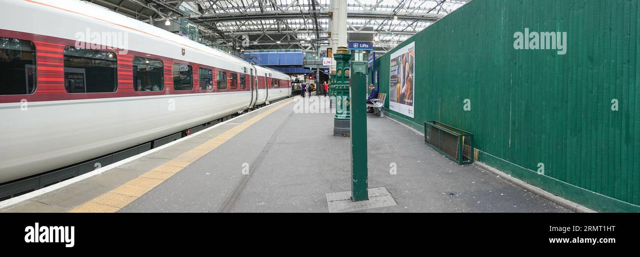 LNER Azuma Train at Platform 19, Waverley Station, Edinburgh Stock ...