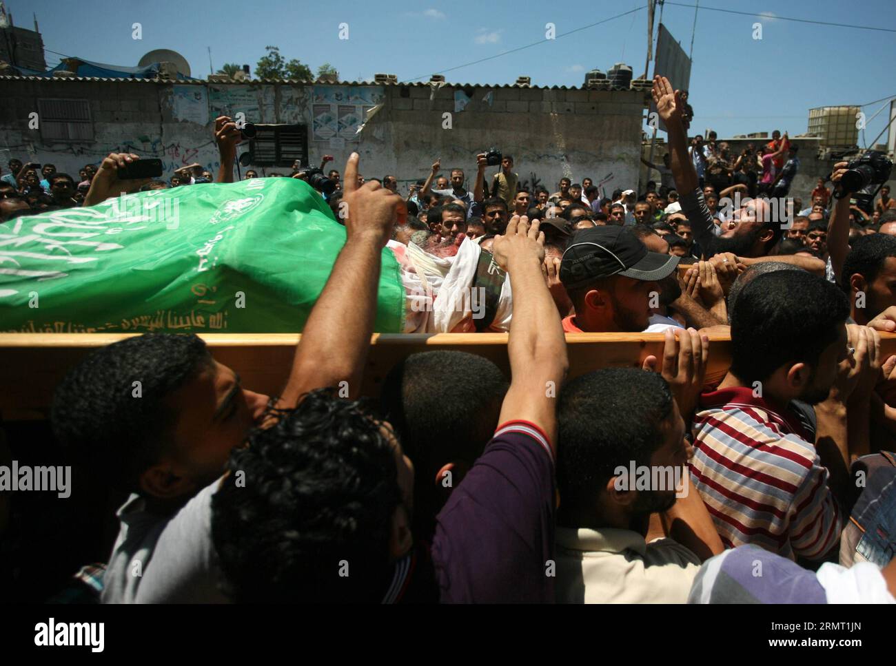 (140809) -- GAZA STRIP, Aug. 9, 2014 -- Palestinians carry the body of ...