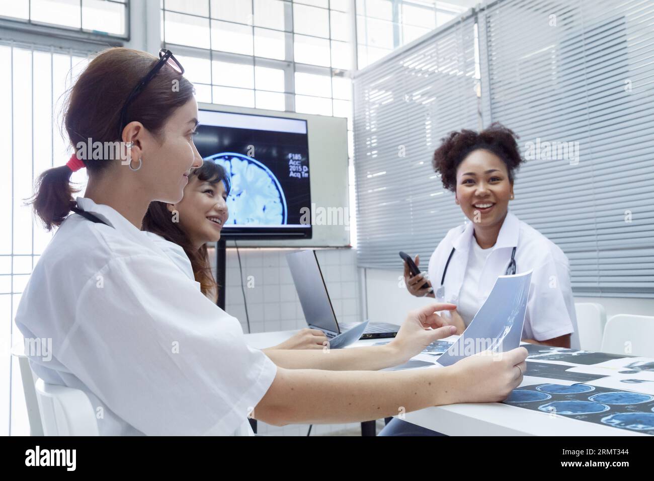 Cancer woman computer hi-res stock photography and images - Alamy