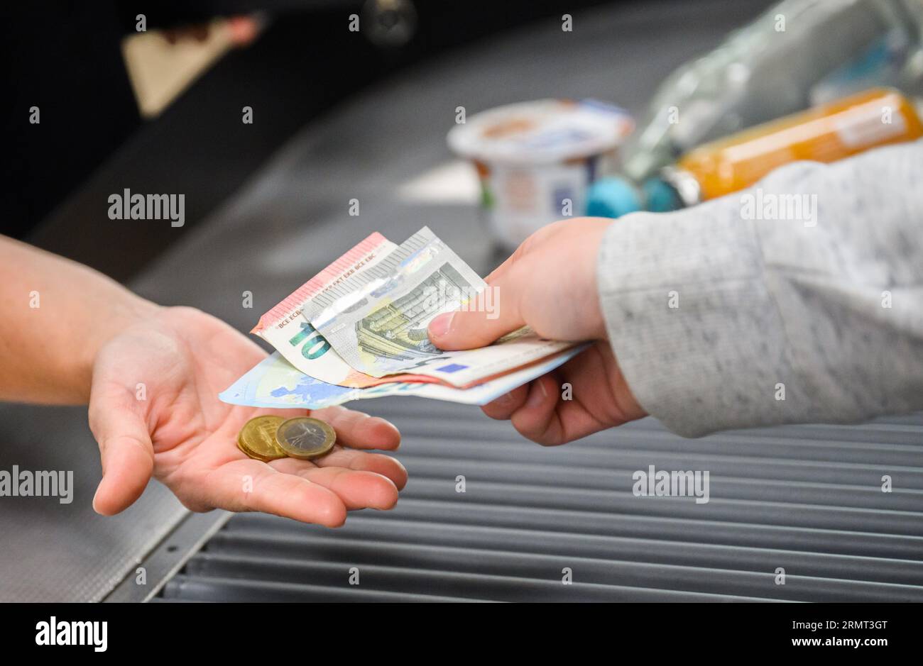 Hanover, Germany. 30th Aug, 2023. A cashier gives a customer change at ...