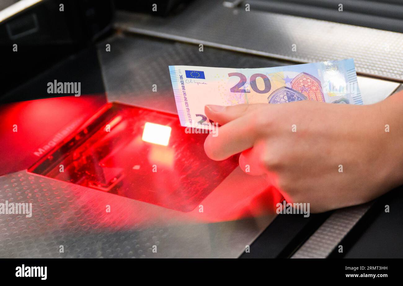 Hanover, Germany. 30th Aug, 2023. A cashier holds change at the ...