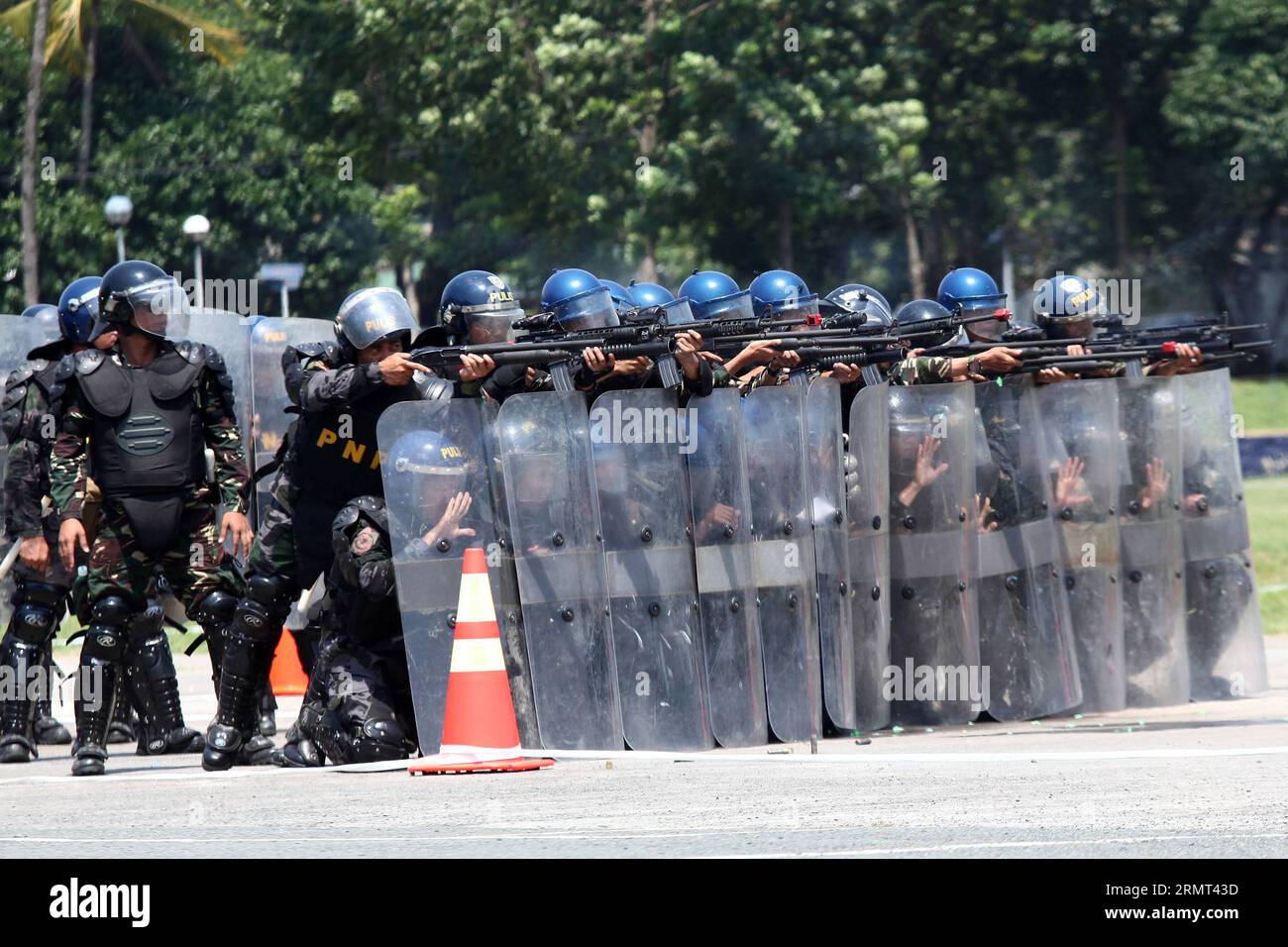 (140814) -- TAGUIG CITY, Aug. 14, 2014 -- Anti-riot members of the ...
