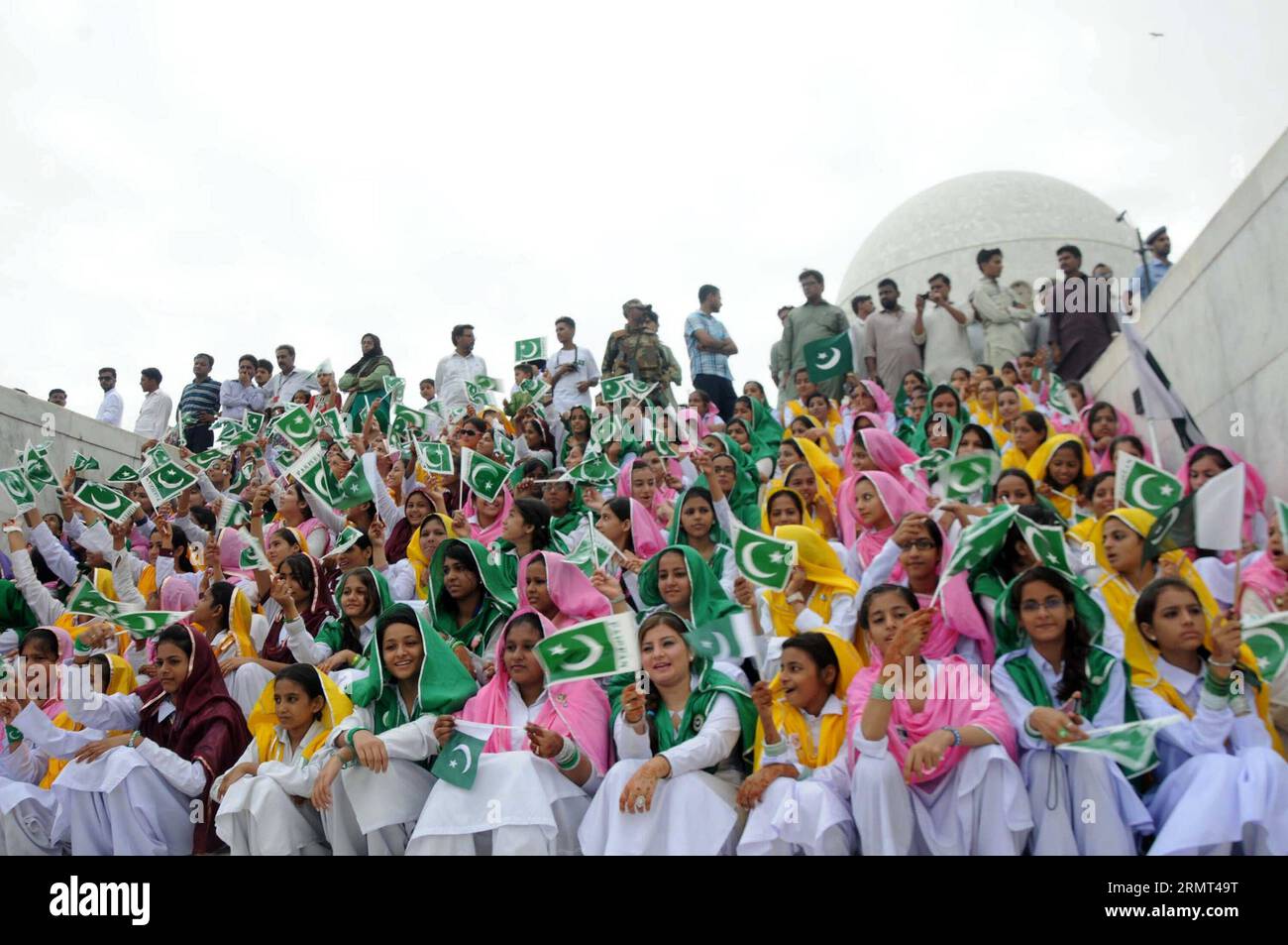 (140814) -- KARACHI, Aug. 14, 2014 -- Pakistani students wave national ...
