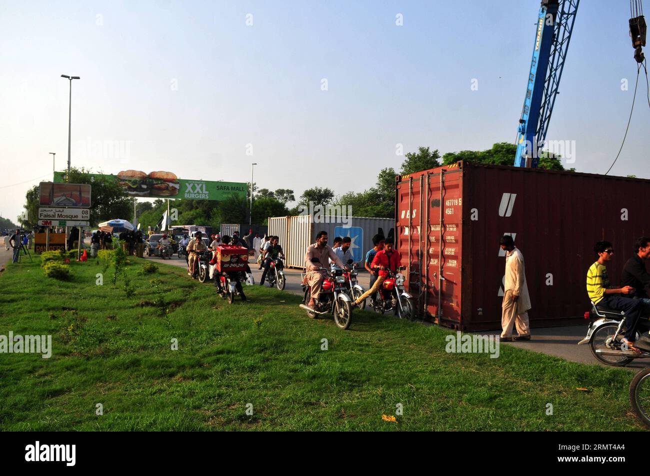 (140815) -- ISLAMABAD, -- Supporters of Pakistani cricketer-turned ...