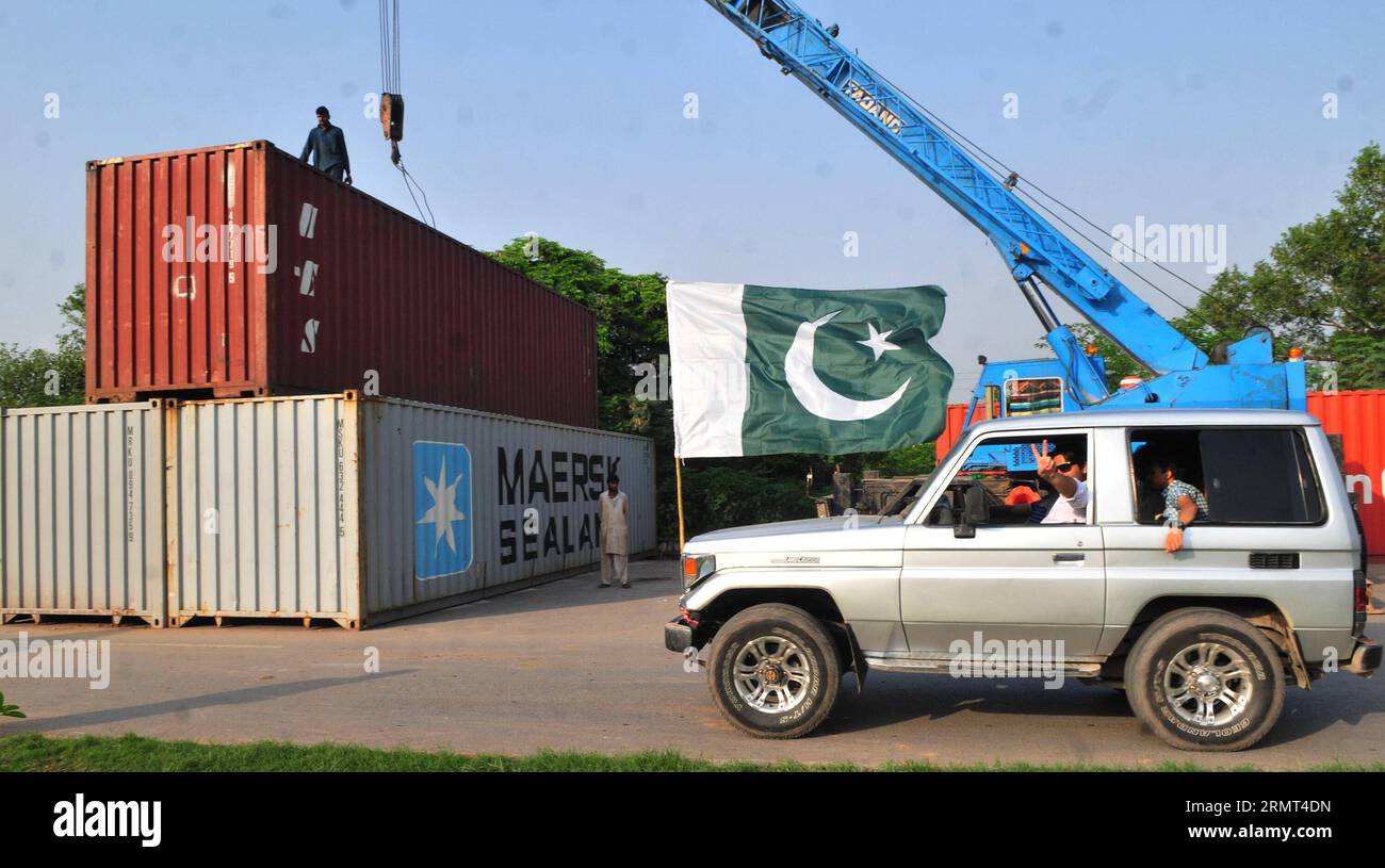 (140815) -- ISLAMABAD, -- Supporters of Pakistani cricketer-turned ...