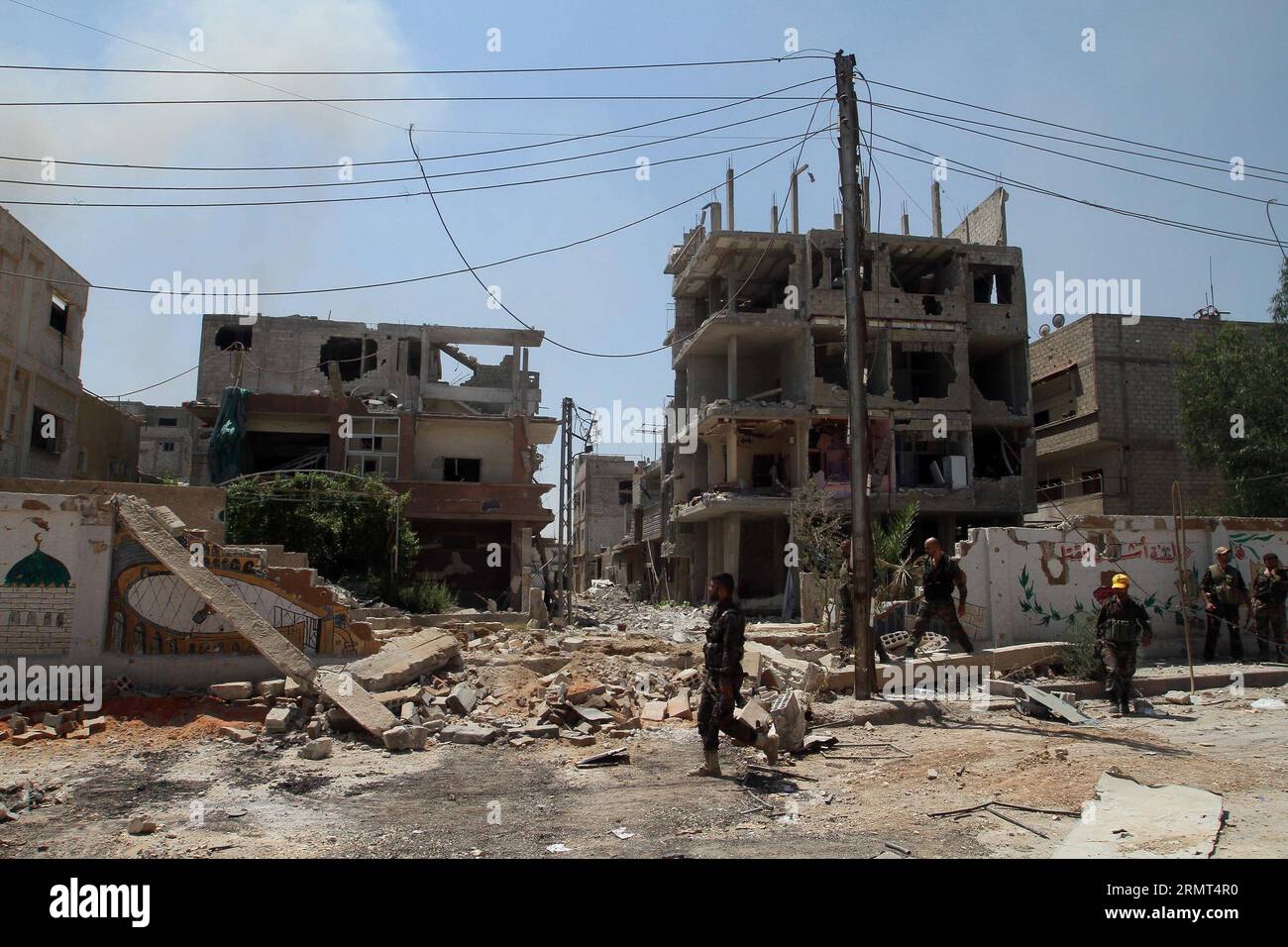 (140815) -- DAMASCUS, Aug. 15, 2014 -- Syrian troops walk at al-Mleiha ...