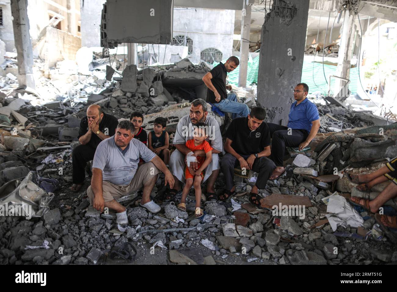 (140815) -- GAZA, Aug. 15, 2014 -- Palestinian men pray on the rubble ...