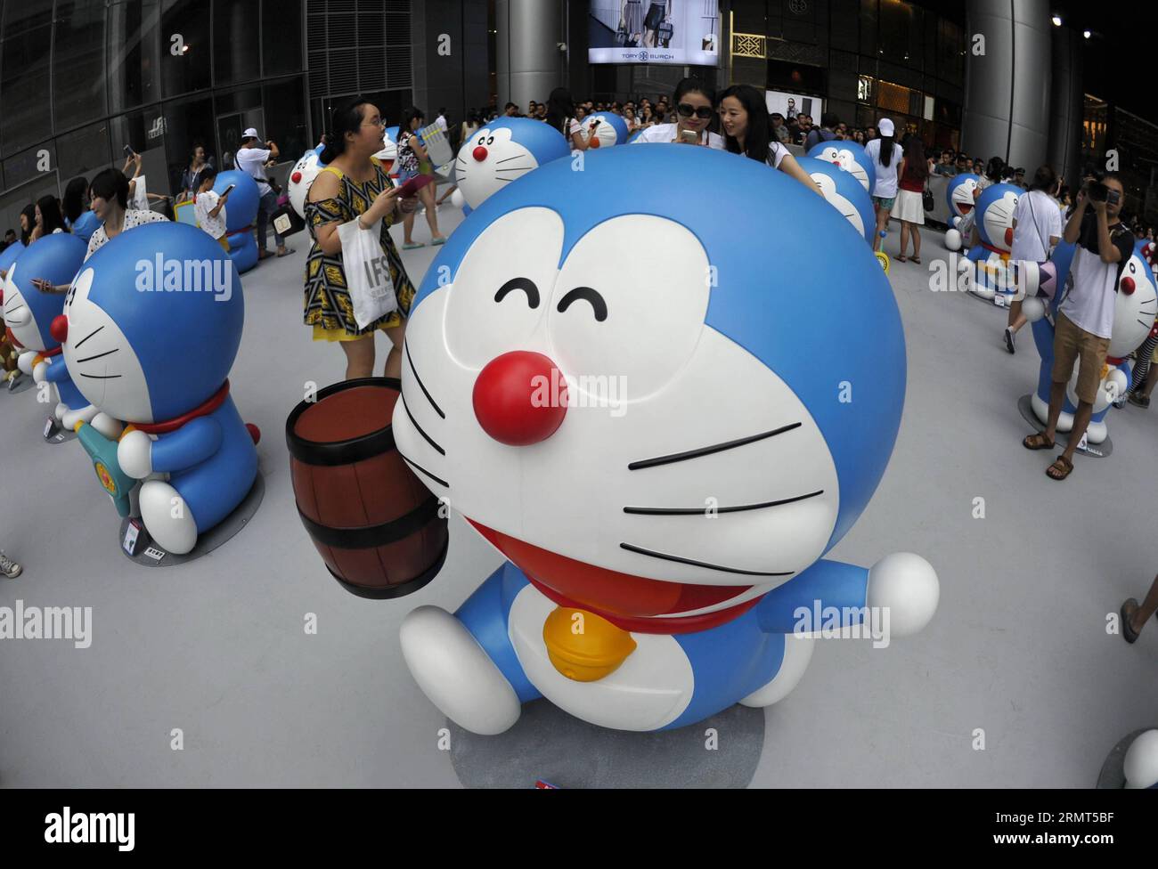 (140816) -- CHENGDU, Aug. 16, 2014 -- Citizens visit a Doraemon ...
