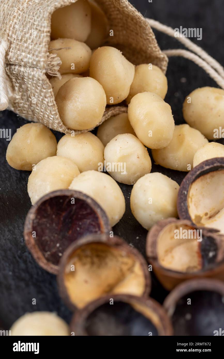 Peeled macadamia nuts on the table, crispy dried macadamia nuts peeled ...