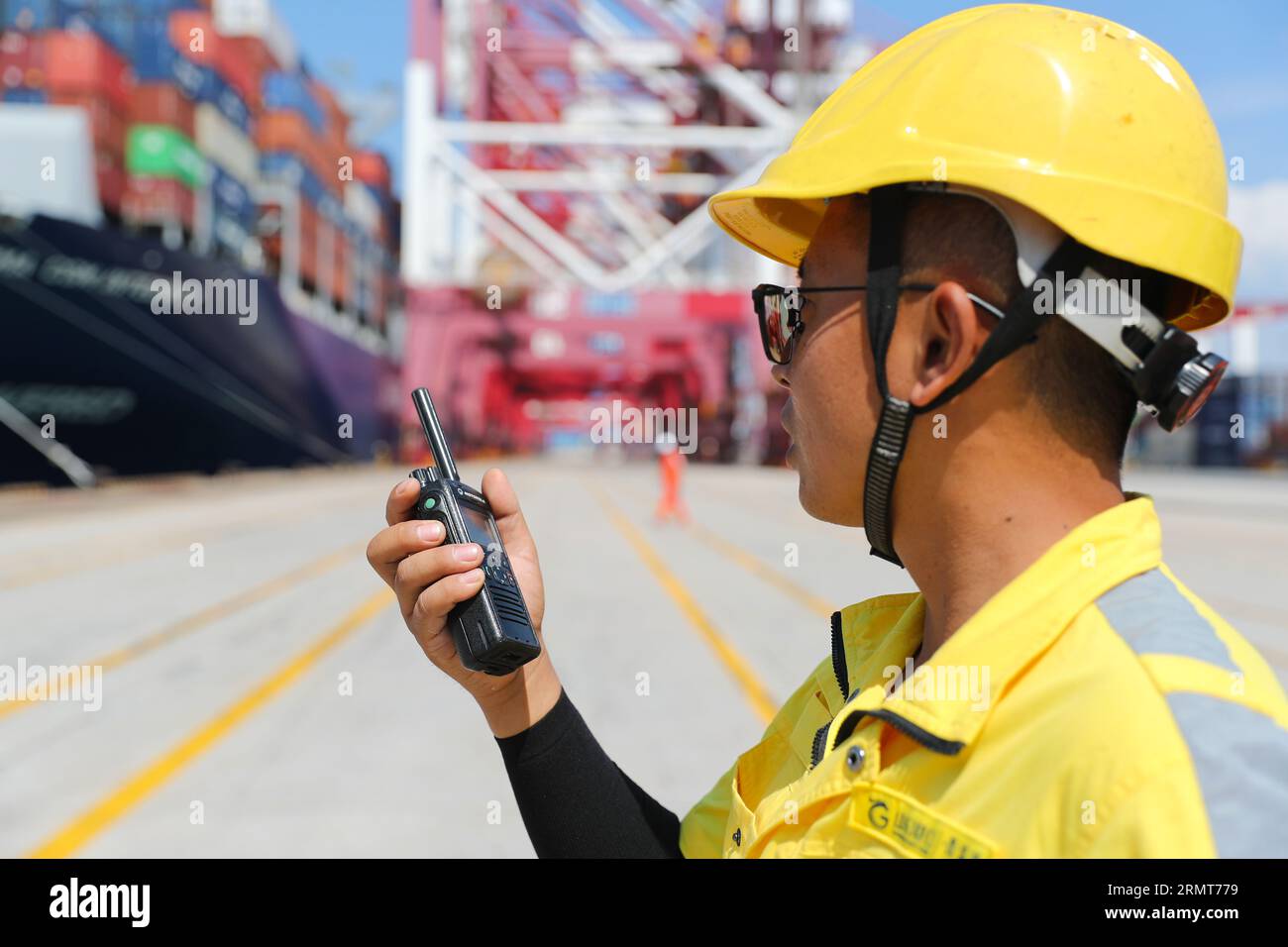 QINGDAO, CHINA - AUGUST 30, 2023 - Workers monitor the unloading of ...