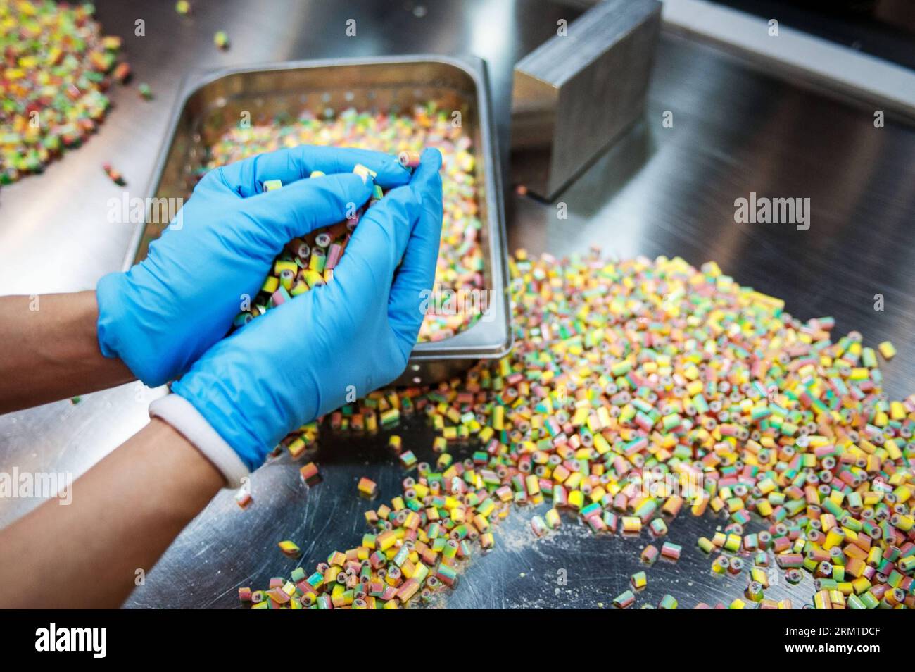 Chen Jingchao collects finished Australian rock candies at Yoo Candy in ...