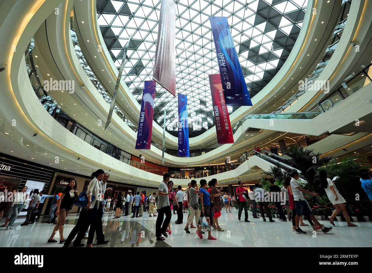 Duty free shop dfs hi-res stock photography and images - Alamy