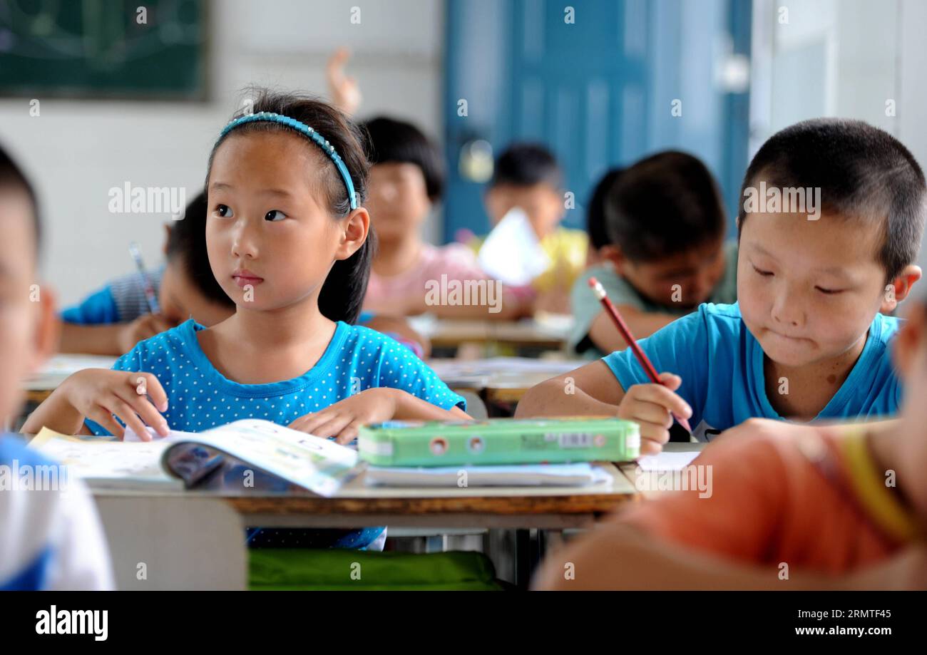 (140901) -- HEFEI, Sept. 1, 2014 -- Meng Shijia (L) listens in the ...