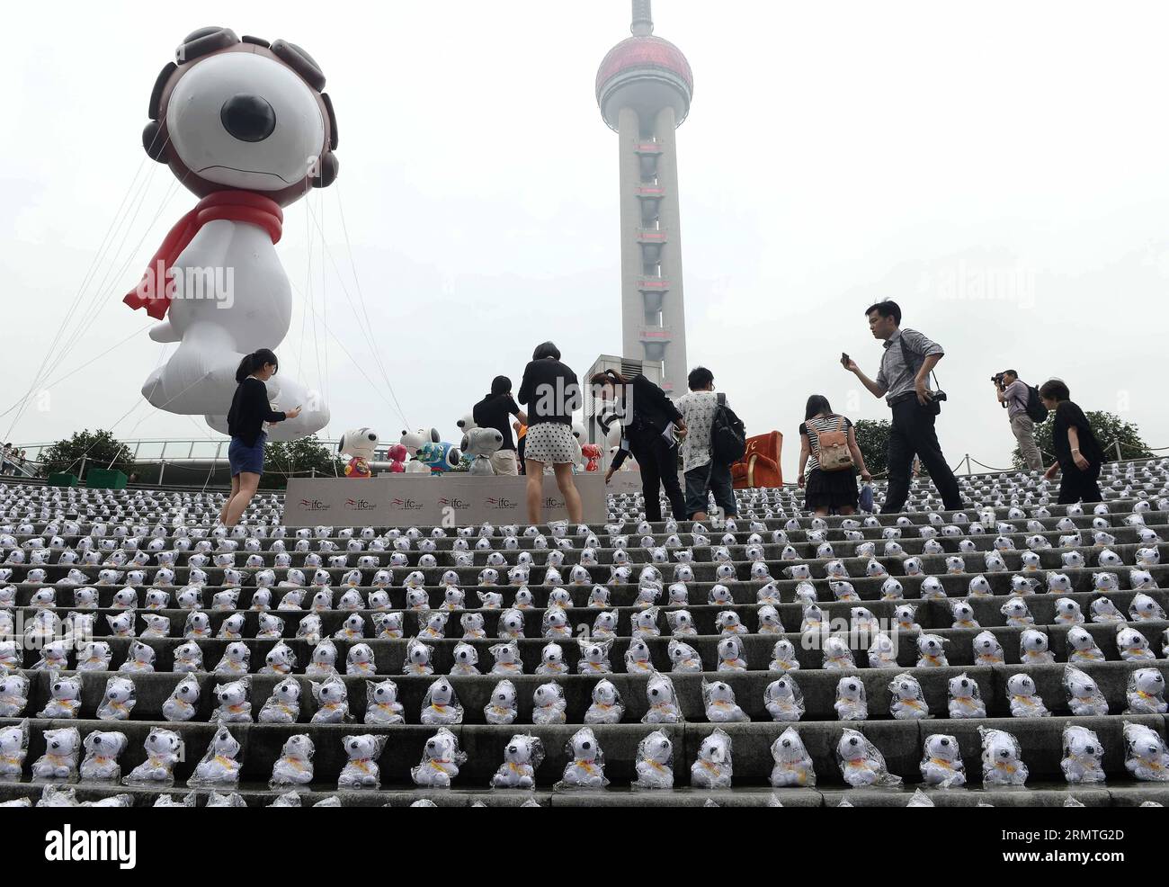 (140903) -- SHANGHAI, -- Visitors look at Snoopy dolls presented during ...