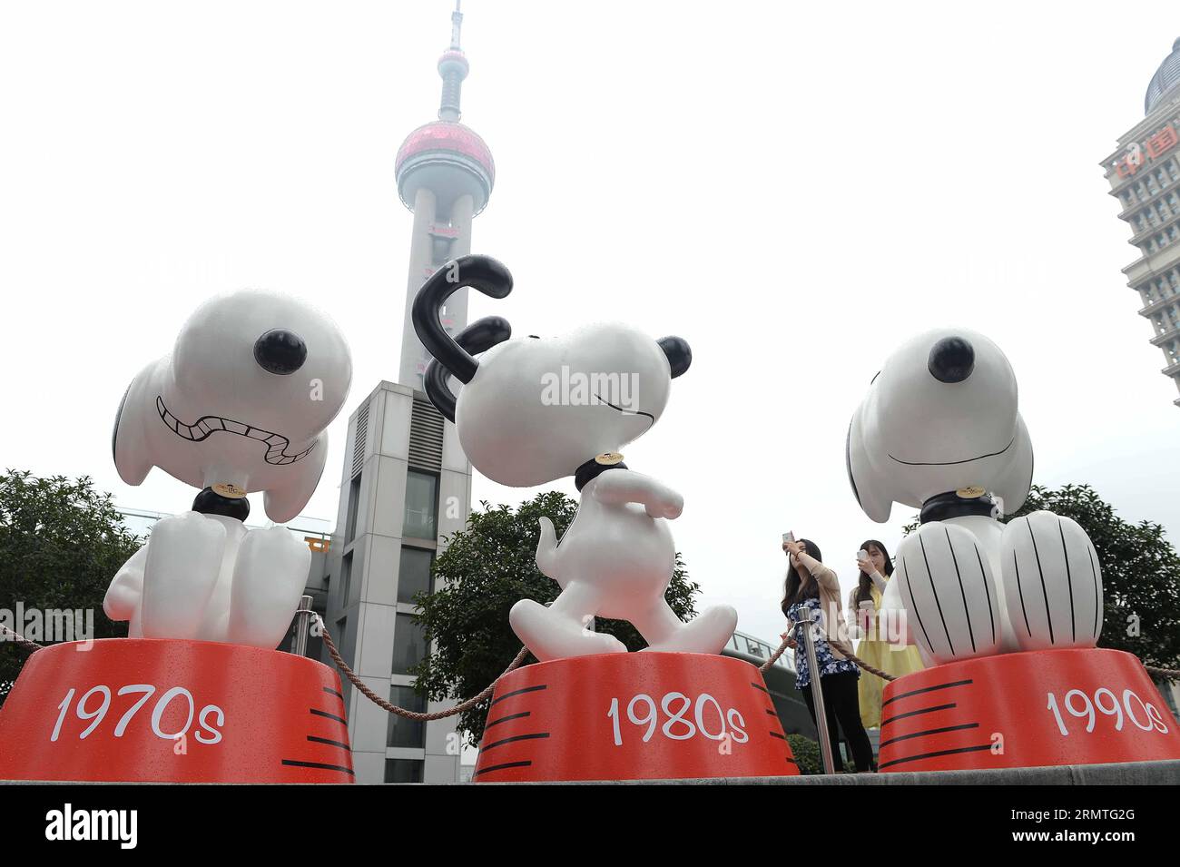 (140903) -- SHANGHAI, -- Visitors take photos of Snoopy statues during ...