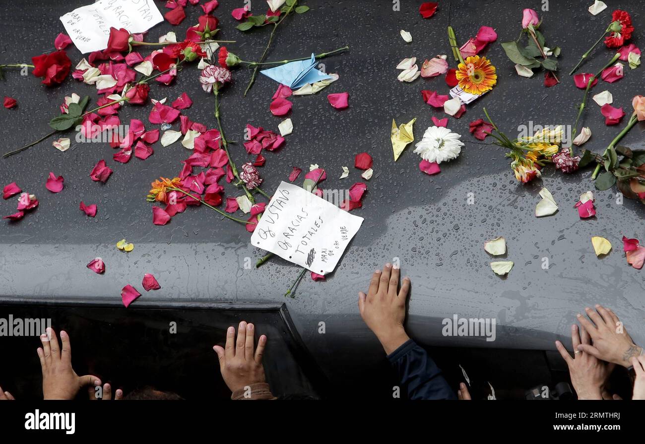(140905) -- BUENOS AIRES, Sept. 5, 2014 -- Residents bid farewell to ...
