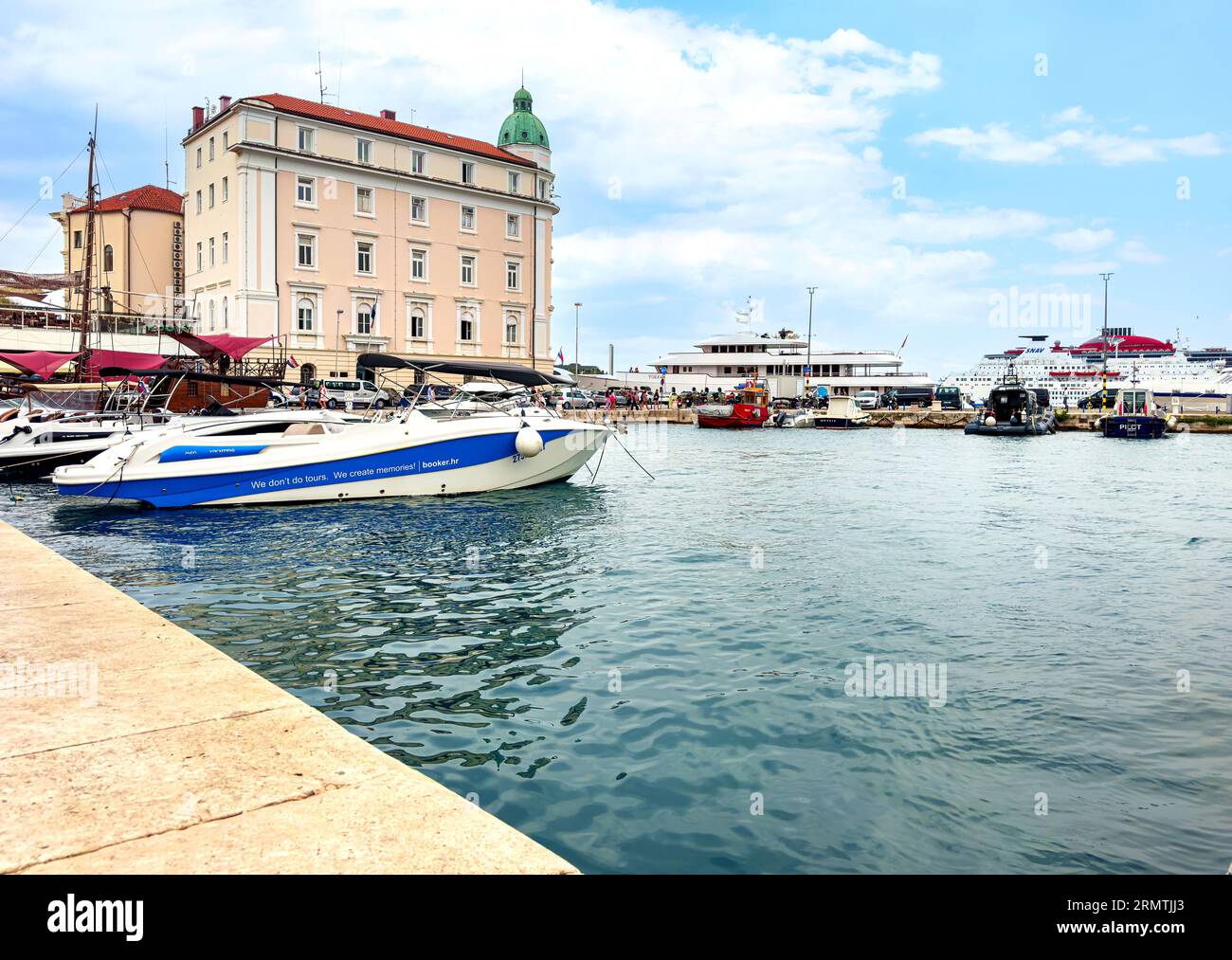 Harbor seaside coast urban split hi-res stock photography and images ...