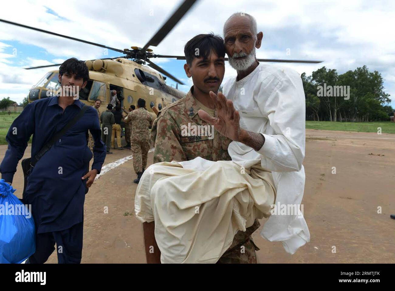 Soldier rescuing people from a flood hi-res stock photography and ...