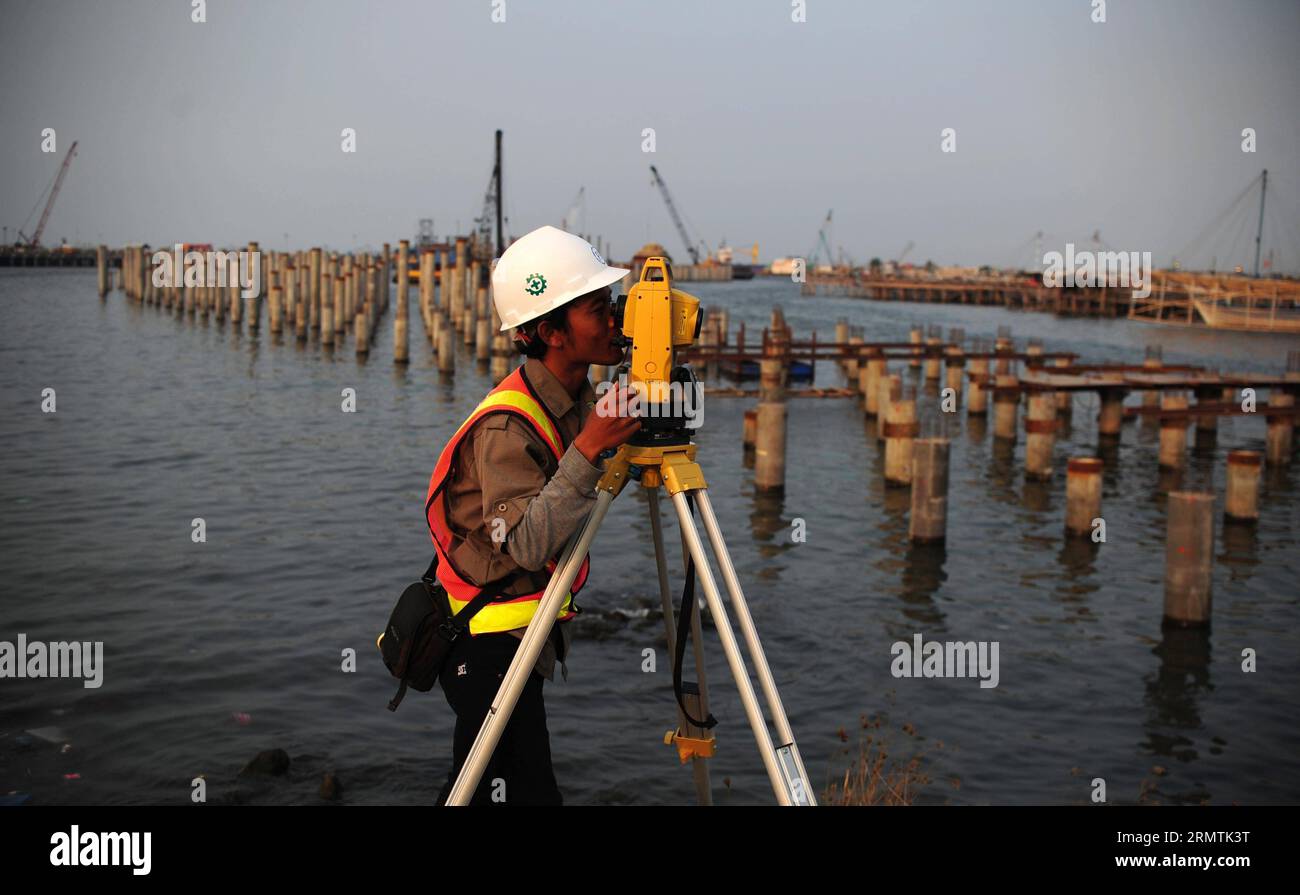 (140908) -- JAKARTA, Sept. 8, 2014 -- An Indonesian labour works on a ...