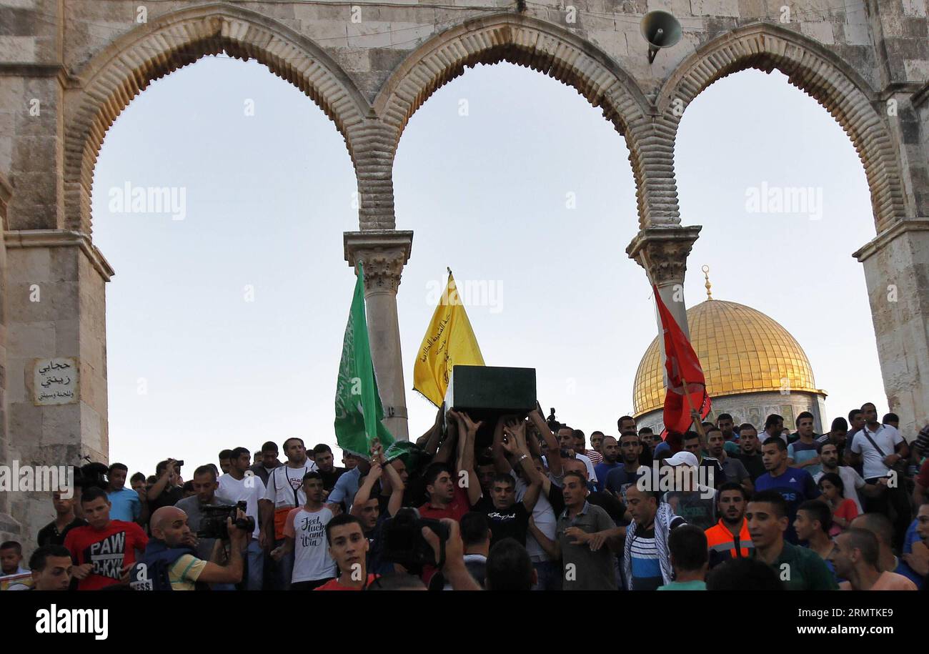 Palestinians carry the coffin of Muhammad Abd al-Majid Sunuqrut during ...