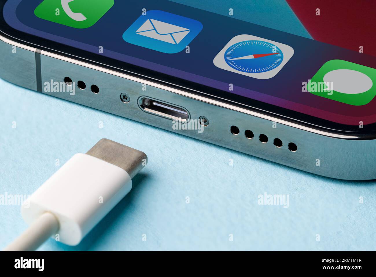 Iphone 15 charging hi-res stock photography and images - Alamy