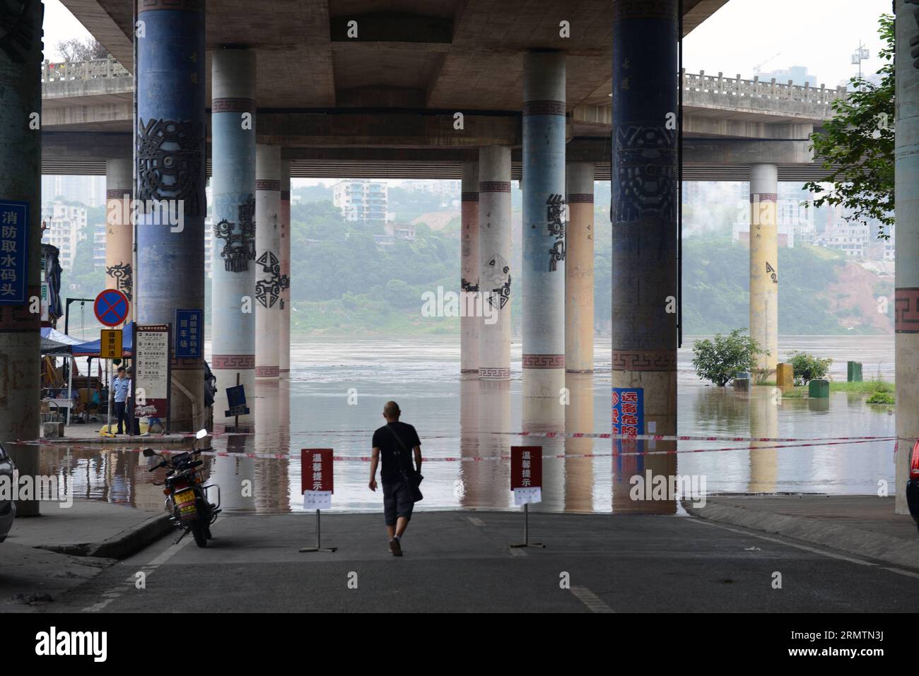 (140912) -- CHONGQING, Sept. 12, 2014 -- A parking lot is flooded by ...