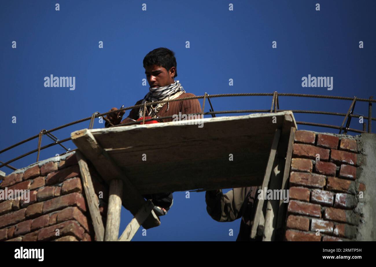 (140914) -- KABUL, Sept. 14, 2014 -- A construction worker builds a ...