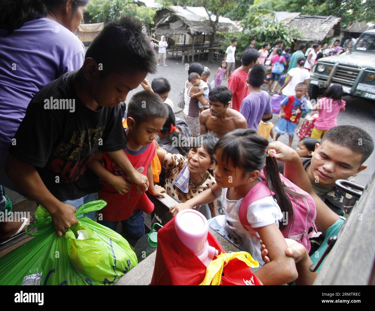 (140917) -- ALBAY, Sept. 17, 2014 -- Residents evacuate from the danger ...