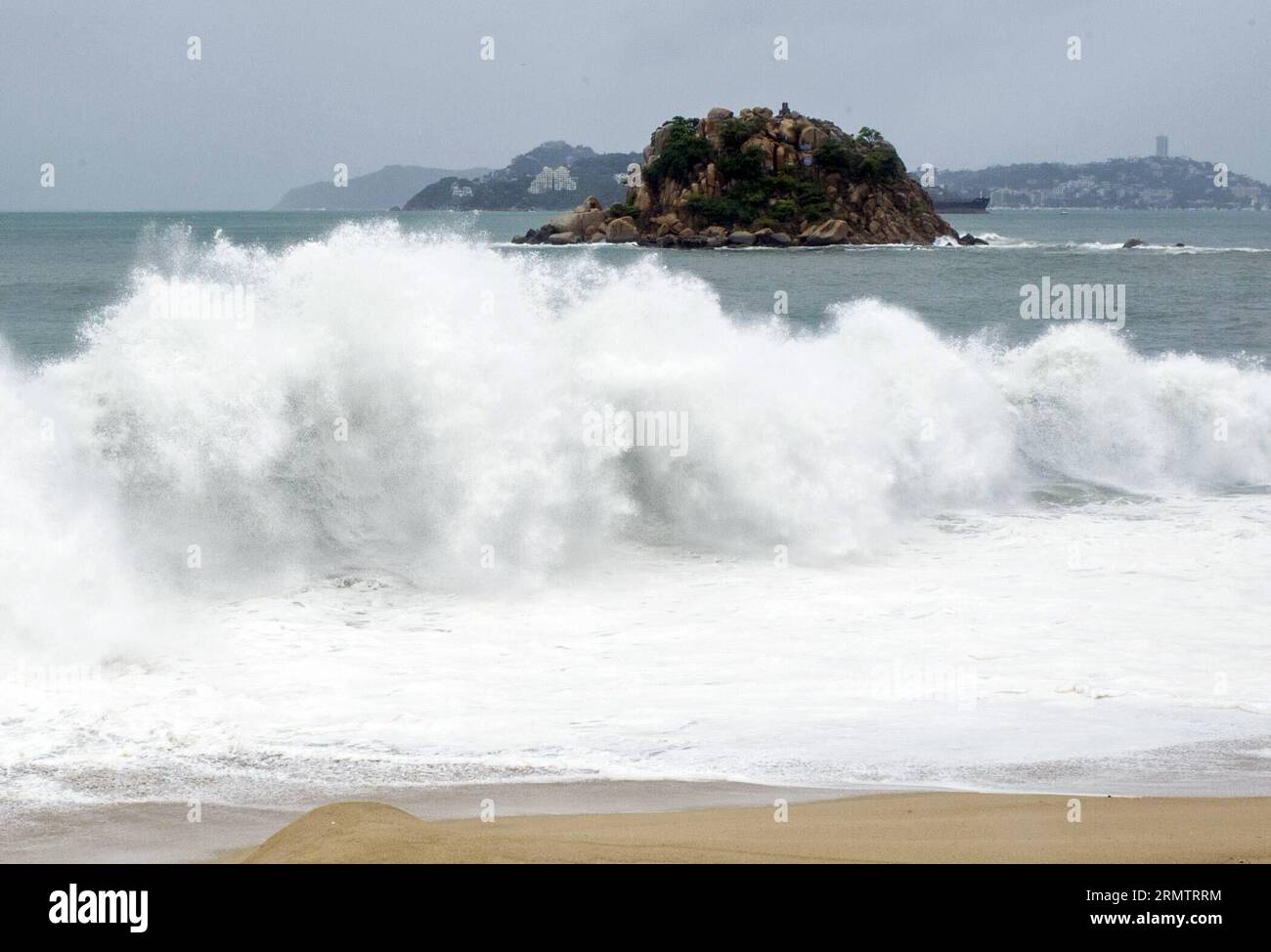 (140917) -- ACAPULCO, Sept. 17, 2014 -- Strong waves caused by tropical ...