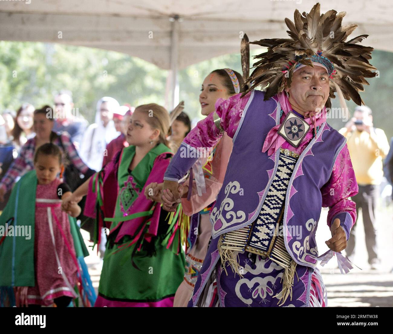 Canada indigenous dances hi-res stock photography and images - Alamy