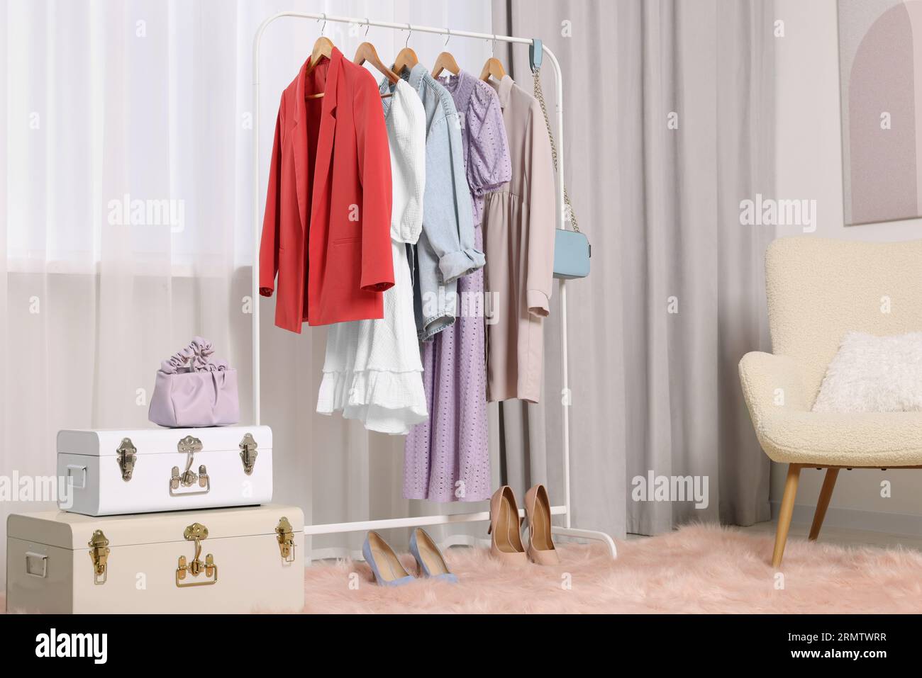 Boutique hanging hangers rack hi-res stock photography and images - Alamy
